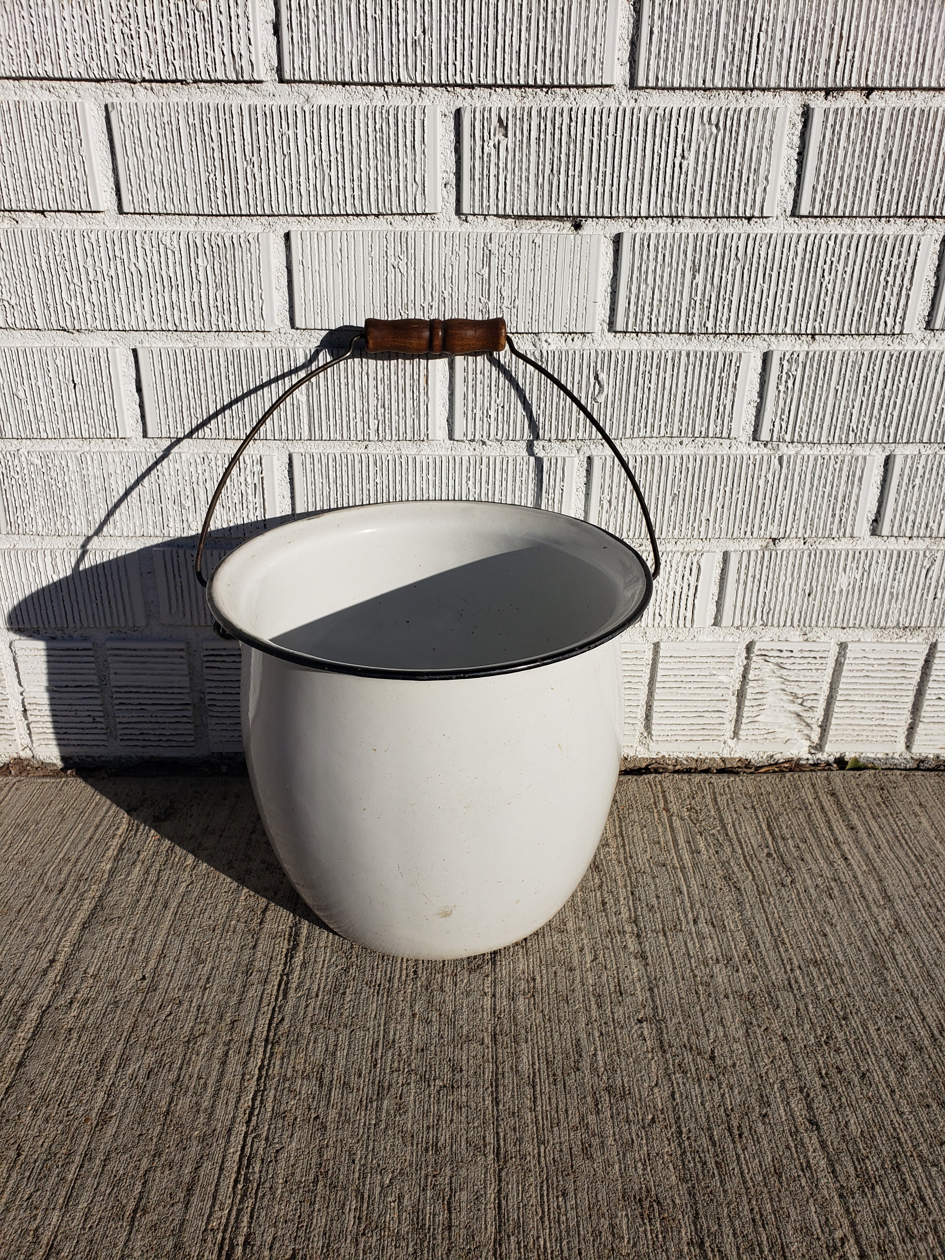 1920's White enamelware chamber pot with handle – Frontier Auto Museum